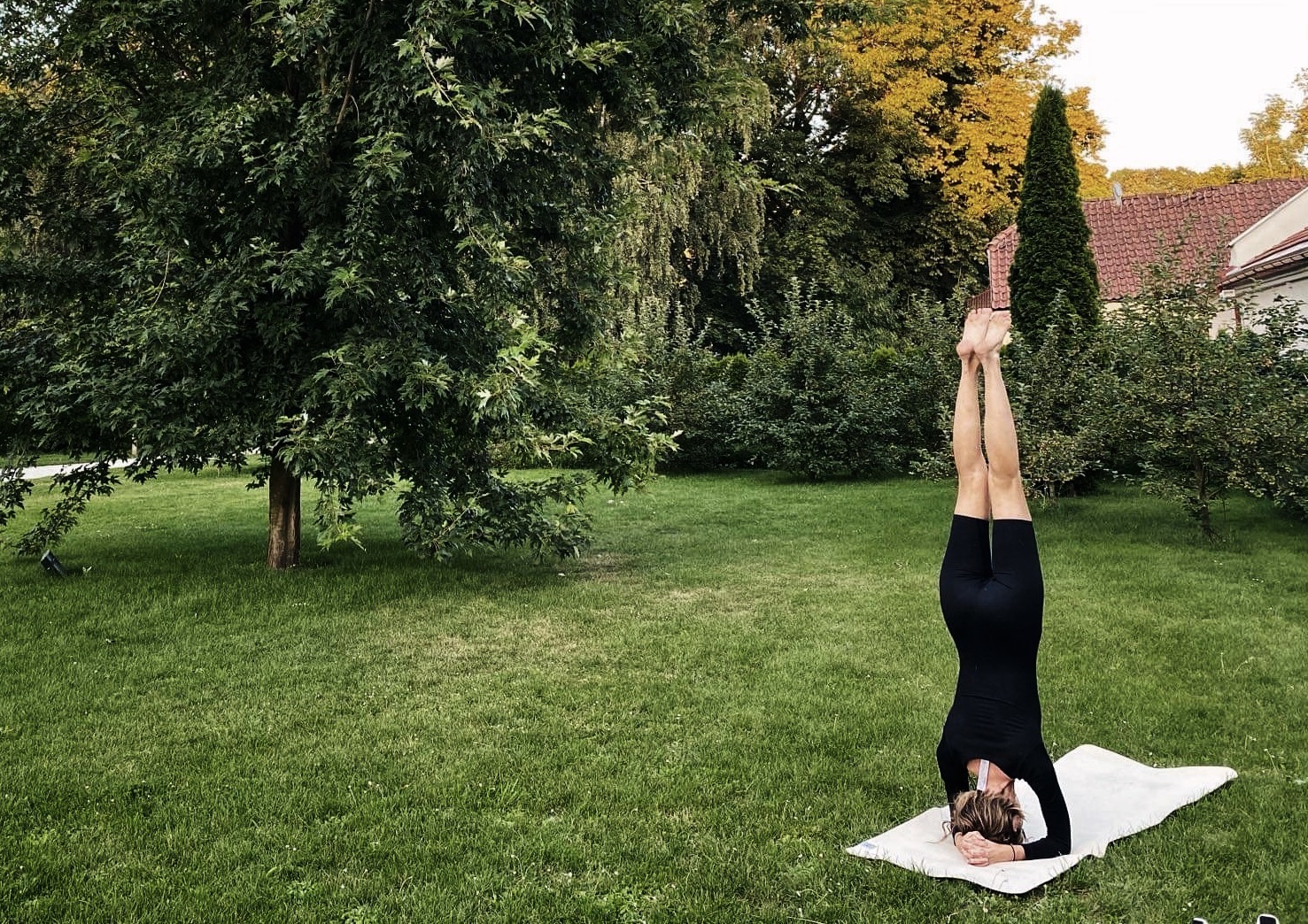 Curate your way to asana #01 Salamba Sirsasana - Curated by Sisters